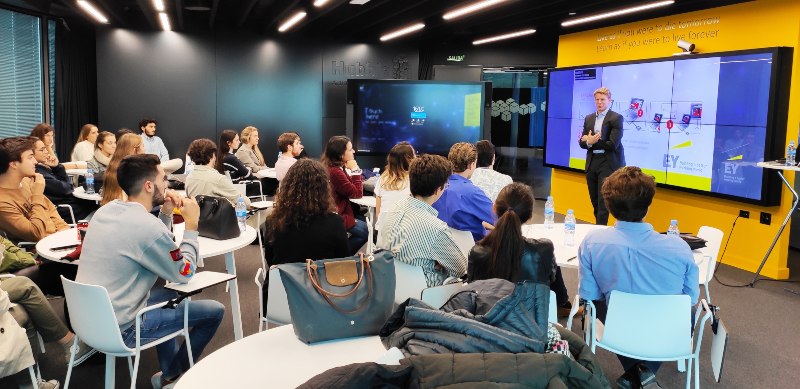Visita a Wavespace Center, el centro de inteligencia artificial de EY - IEB